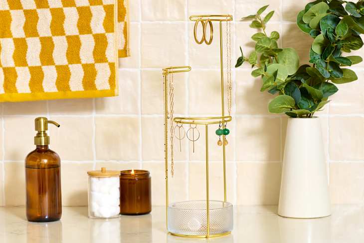The Umbra Tesora Jewelry Stand Is the Best Jewelry Organizer Apartment Therapy